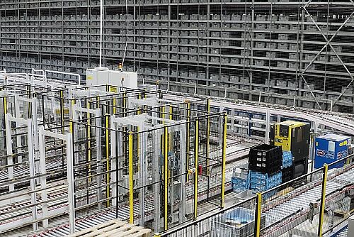 Do czego służy system MFC w magazynie automatycznym?